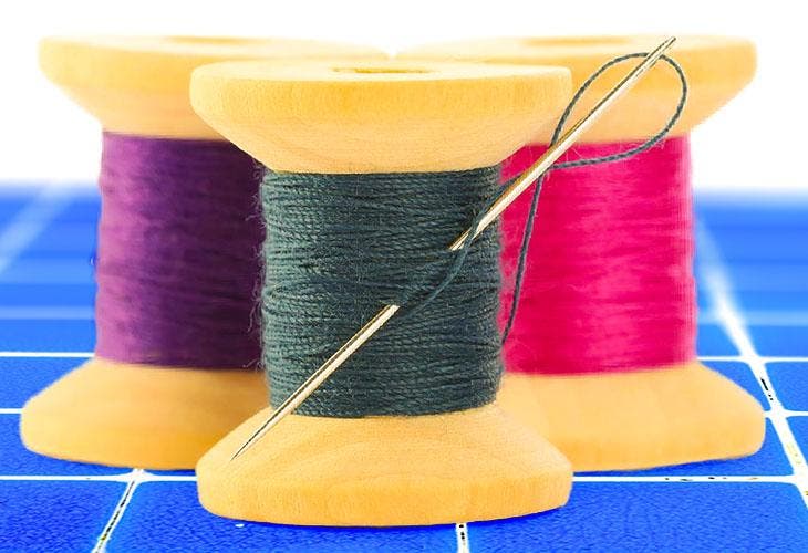 Wie lässt sich der Faden in eine Nadel ganz einfach einfädeln? – Haustipps