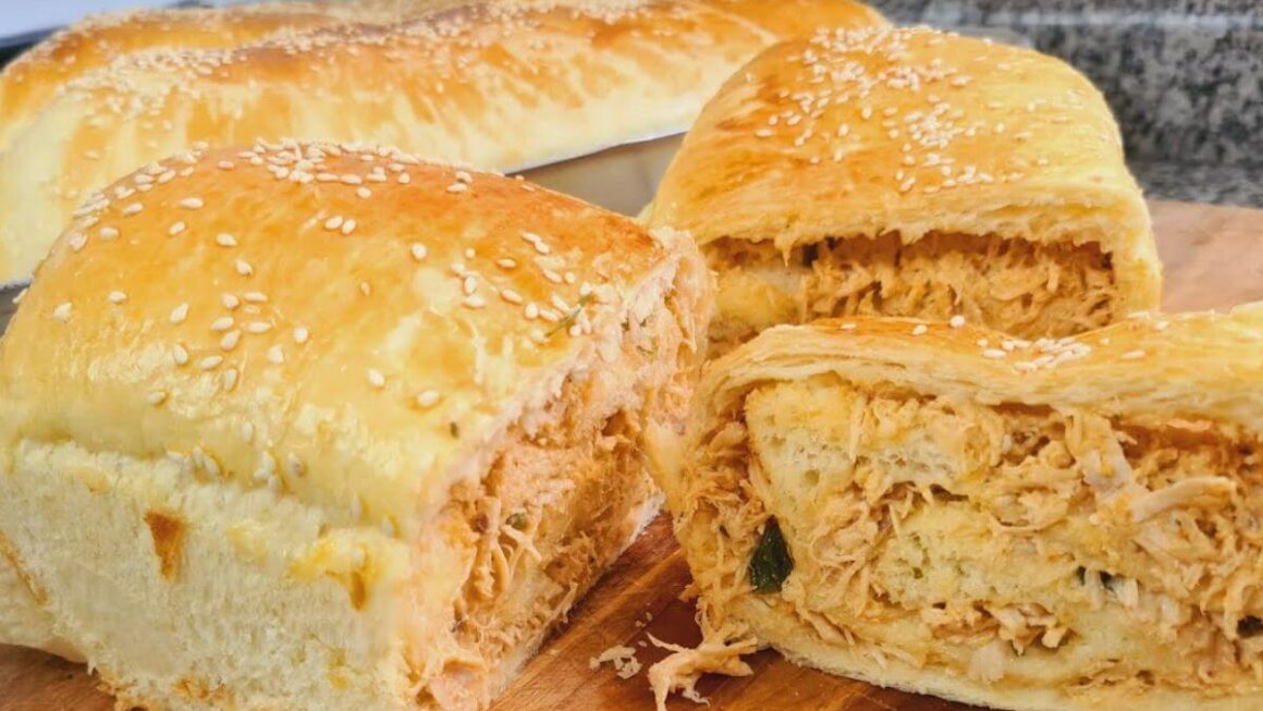 Pão recheado com frango fica divino e não é nada difícil de preparar ...